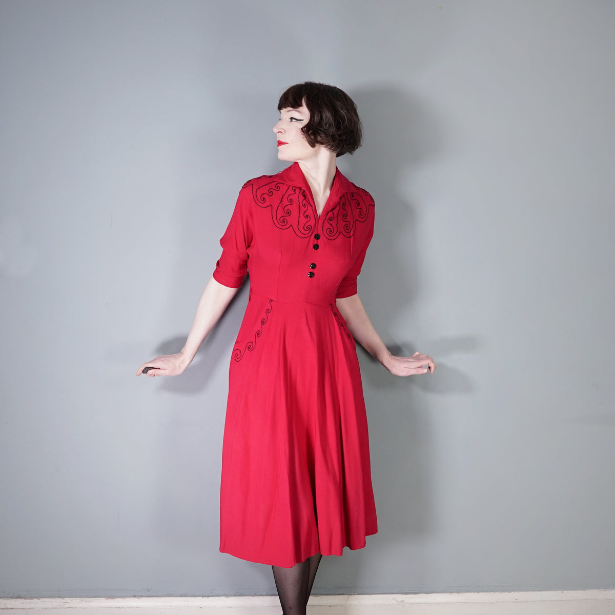 40s MAGENTA RED FIT AND FLARE DRESS WITH BLACK WAVE CHAINSTITCH - S ...